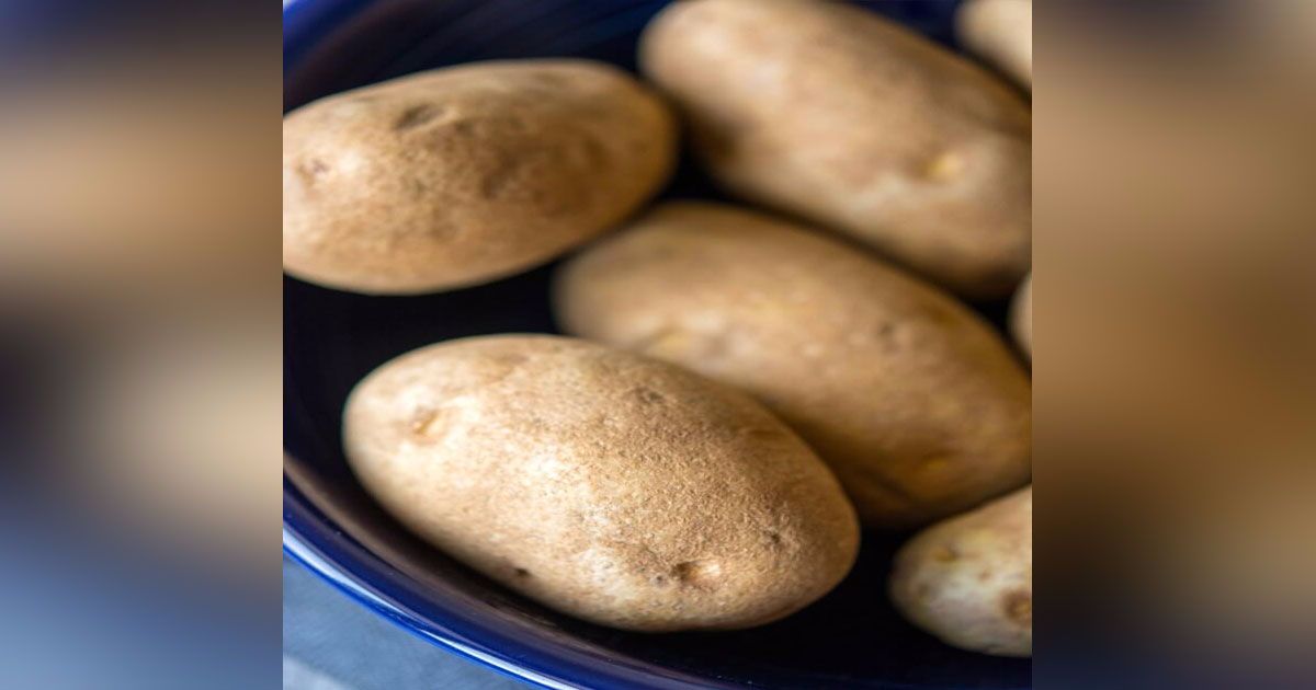 How to cook whole potatoes in a slow cooker