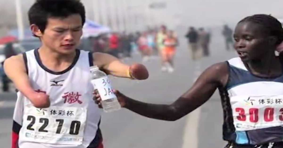 Kenyan Athlete Helps Chinese Man With No Hands Drink Water | SF Globe