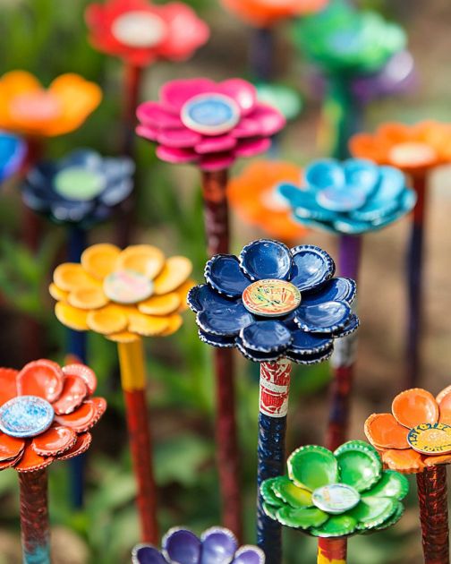 Transform boring bottle caps into stunning garden decor with this easy ...
